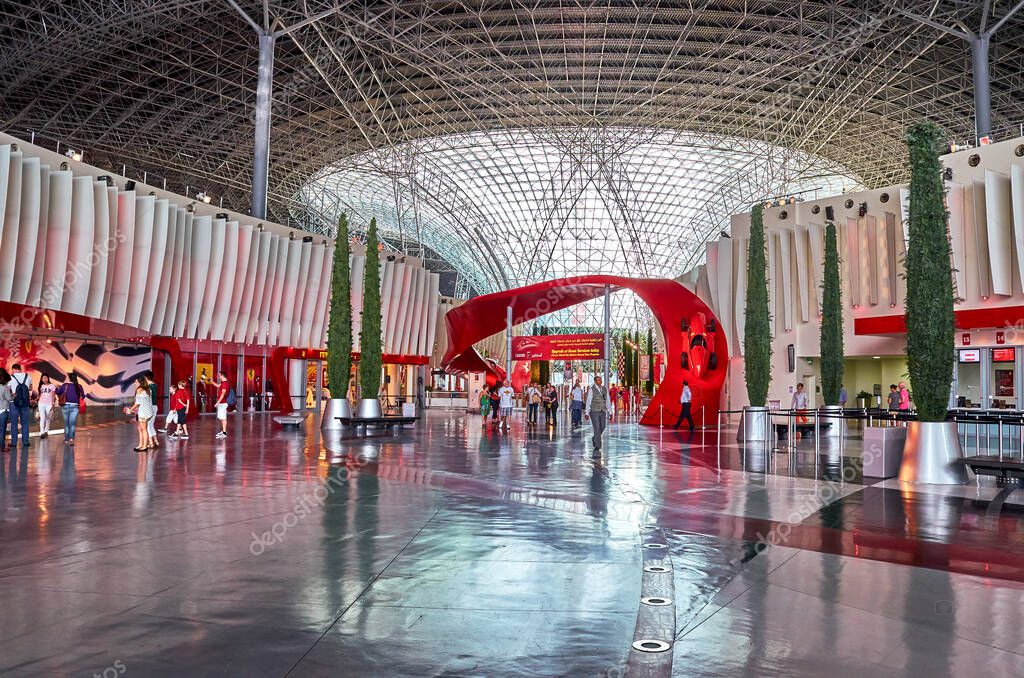 Interrior vista de la entrada en el mundo Ferrari, el museo interior ...