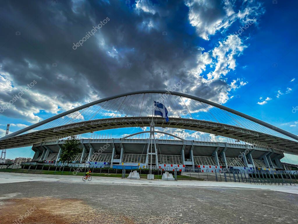 Icónica vista del estadio olímpico OAKA en Atenas, Grecia, diseñado por ...