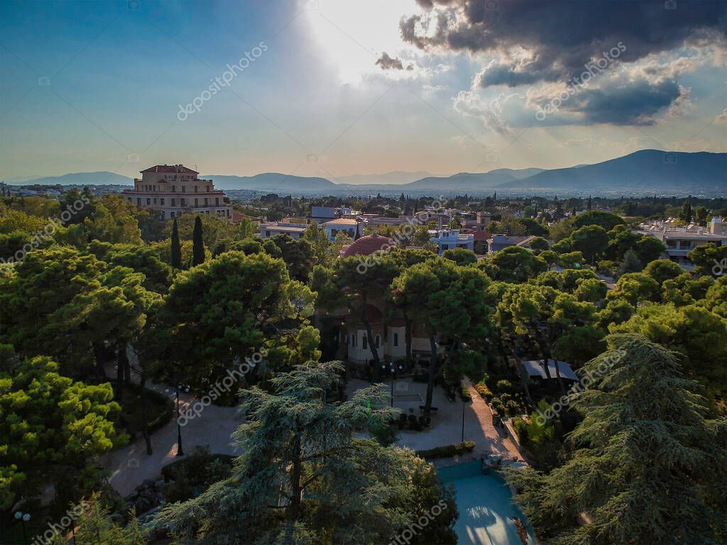 Vista aérea sobre la plaza de Kefalari en Kifisia residencial y distrito comercial en el norte ...