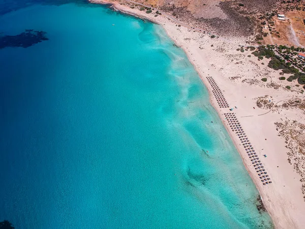 Vista aérea de la playa de Simos en la isla de Elafonisos en Grecia ...
