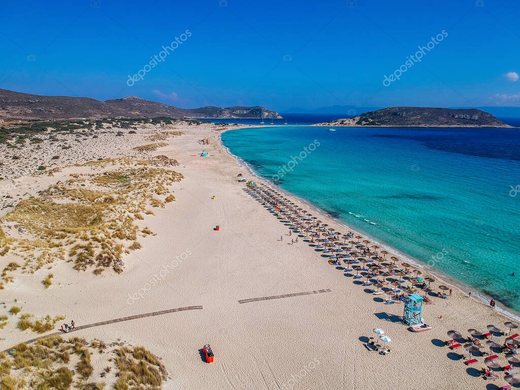 Vista aérea de la playa de Simos en la isla de Elafonisos en Grecia ...