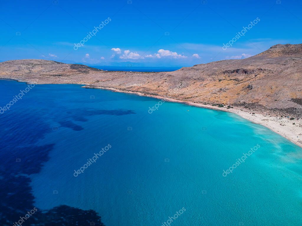 Vista aérea de la playa de Simos en la isla de Elafonisos en Grecia ...