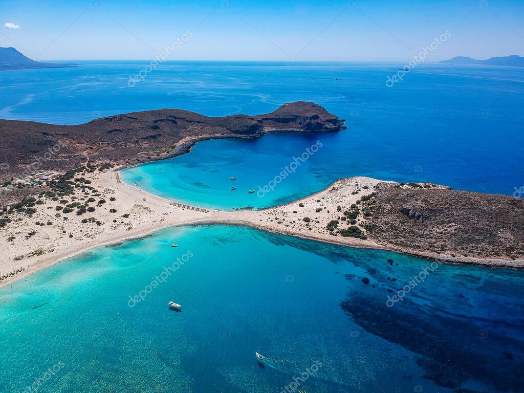 Vista aérea de la playa de Simos en la isla de Elafonisos en Grecia ...