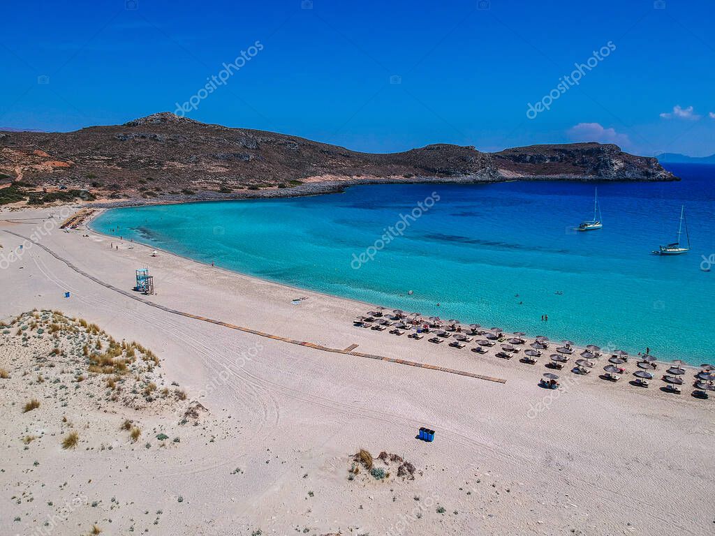 Vista aérea de la playa de Simos en la isla de Elafonisos en Grecia ...