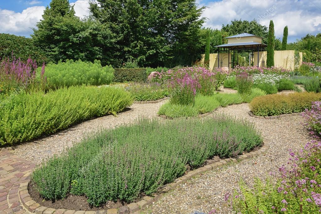 Beautiful garden idea in model gardens Appeltern, Nederland — Stock ...