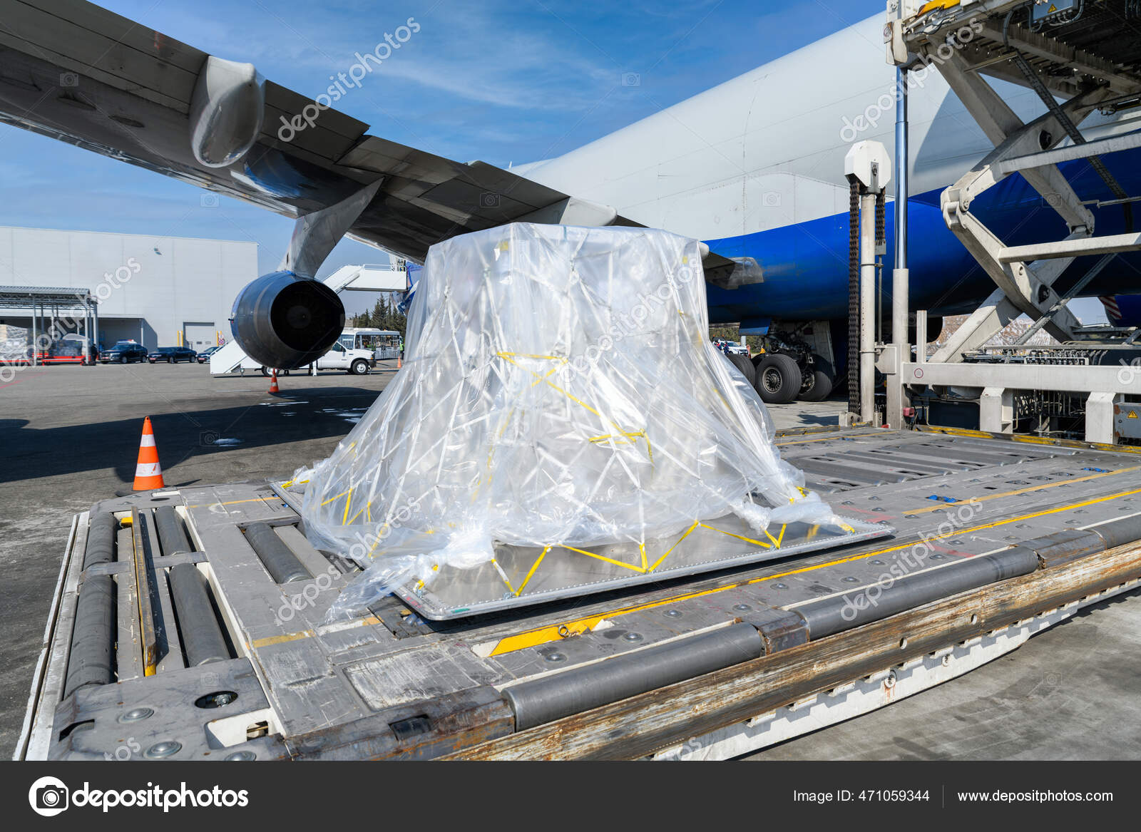 Loading Platform Air Freight Aircraft Loading Cargo Aircraft — Stock ...