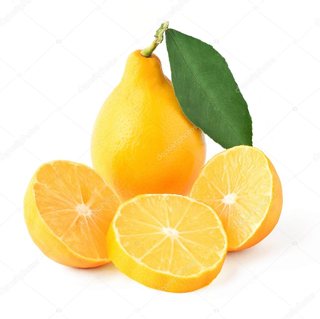 Composición de un limón con una hoja, dos mitades y rebanada. Foto ...