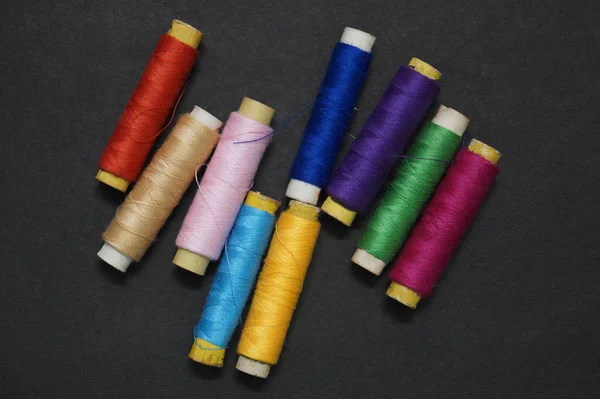 Rollos de hilo de colores Stock Photos, Royalty Free Rollos de hilo de ...