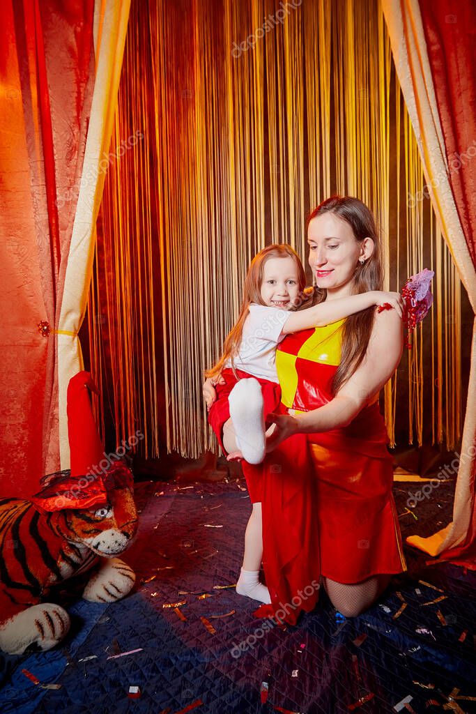 Familia durante una sesión de fotos de circo teatral estilizado en un ...