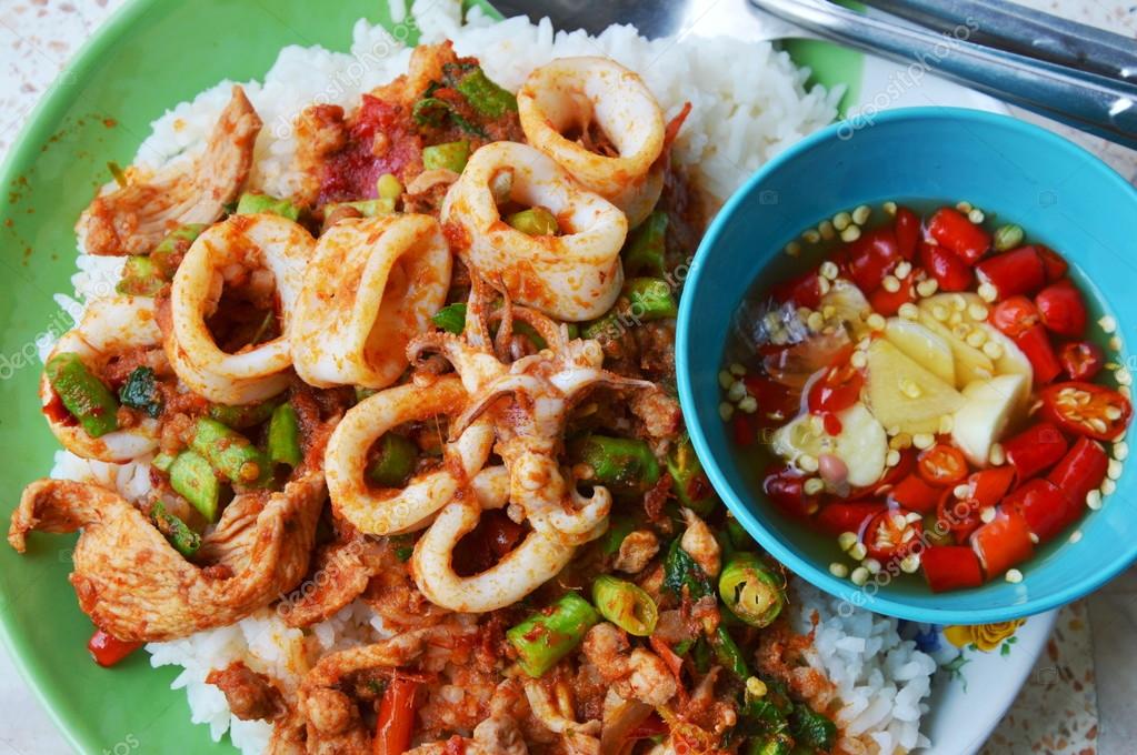 calamar al curry frito y condimento de cerdo con salsa de chile pescado ...