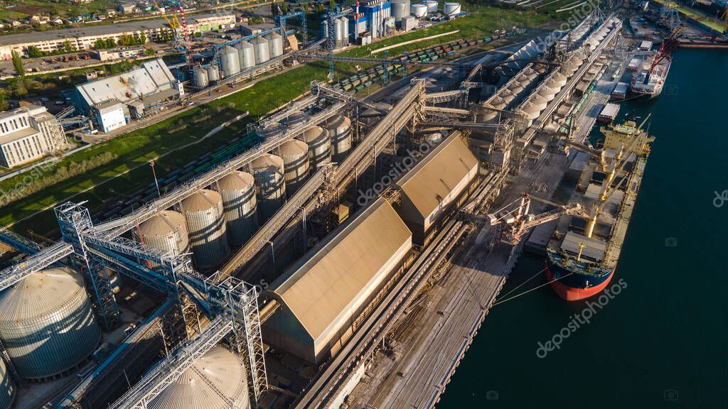 Puerto industrial en el campo de la logística y el transporte de negocios globales de ...