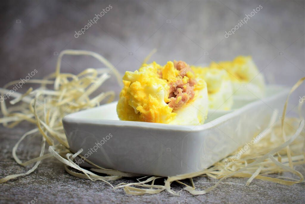Huevos rellenos de atún, mayonesa y yema rallada. Presentación en placa ...