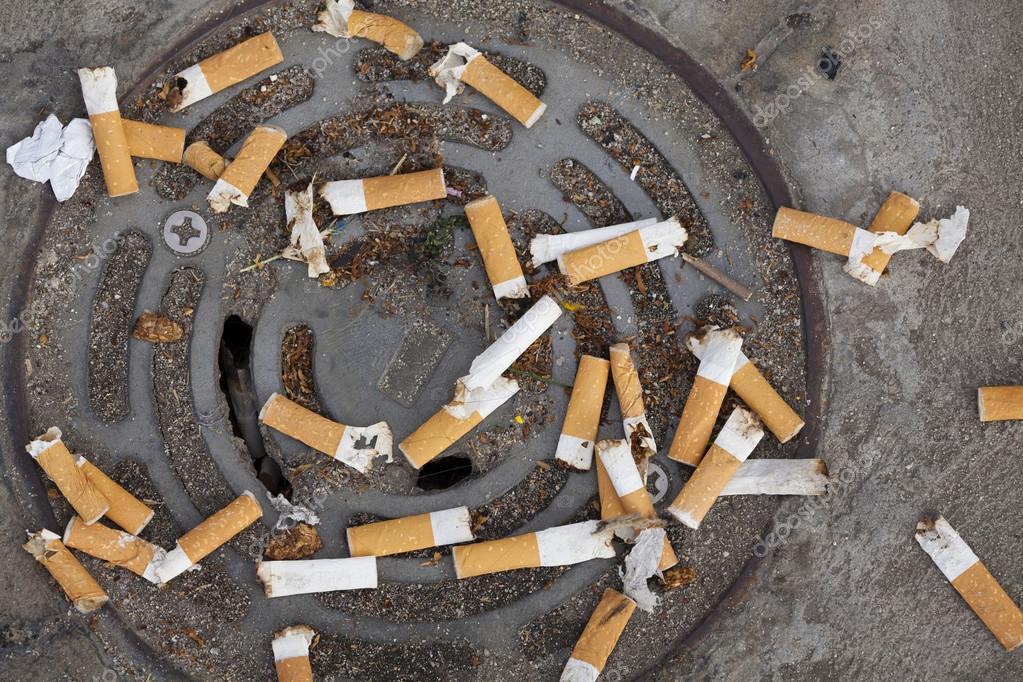 Cigaretta csikk szemetelés — Stock Fotó © ymgerman #79715038