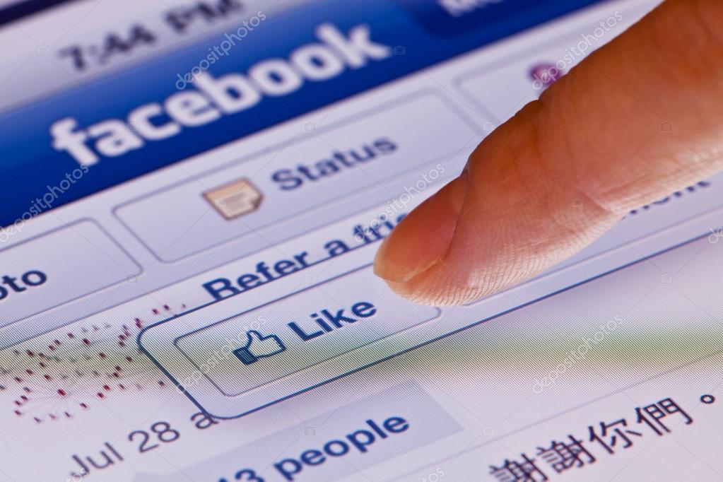 Macro image of clicking the Like button in facebook — Stock Editorial ...