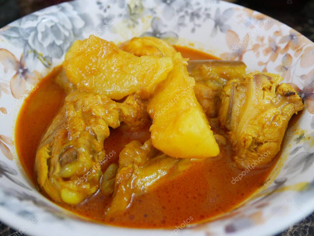 El tradicional curry de pollo malayo se sirve en un plato de flores ...