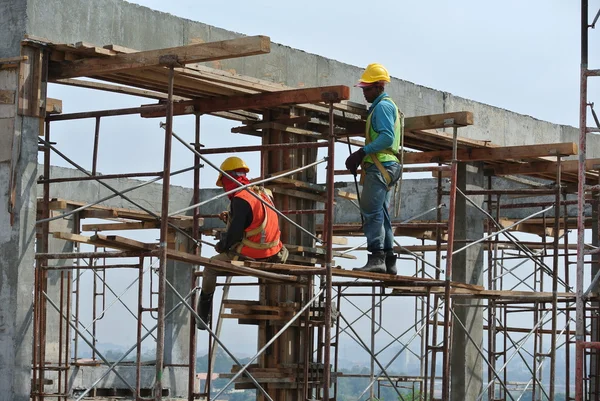 Construction workers dismantling beam formwork — Stock Photo ...