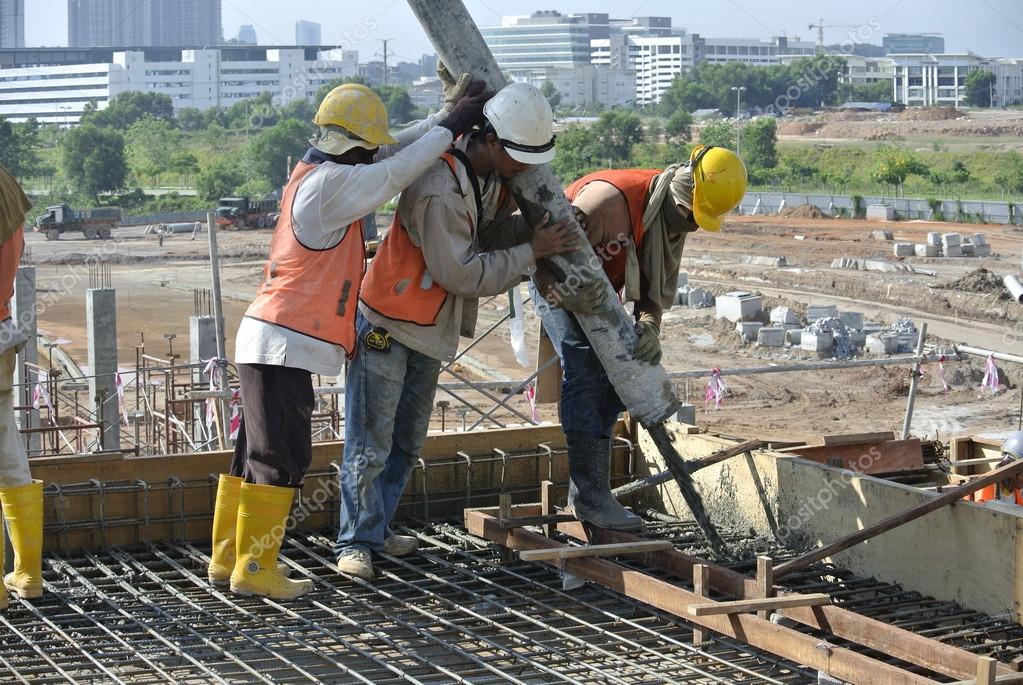 Los trabajadores están trabajando en una obra de construcción — Foto ...