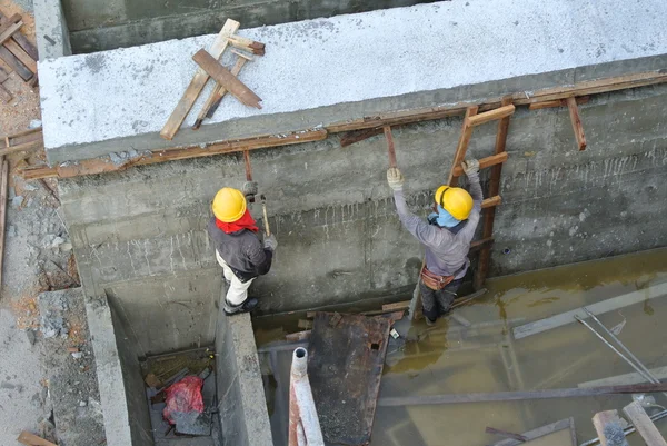 Construction workers dismantling beam formwork — Stock Photo ...