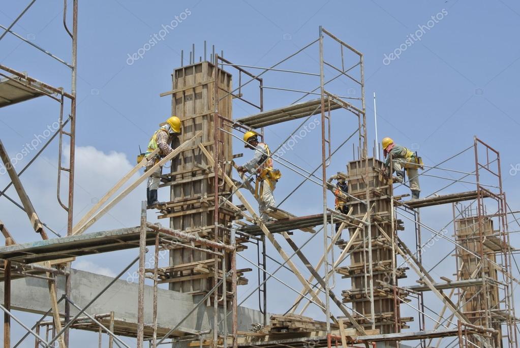 Construction workers fabricating column formwork — Stock Photo ...