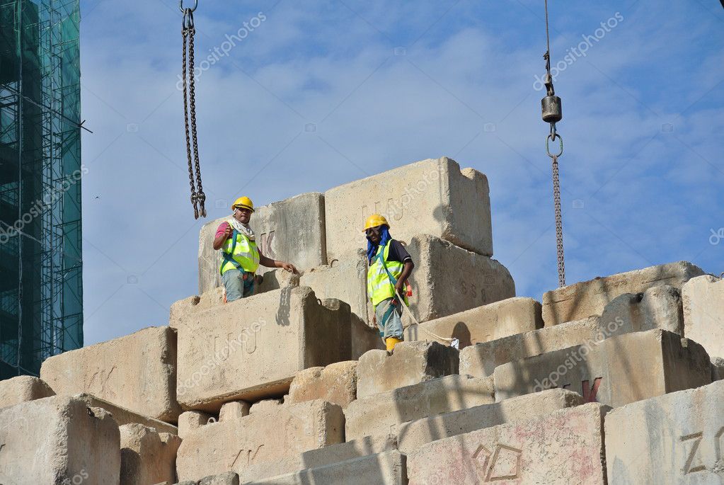 Trabajadores de la construcci n apilando el bloque de prueba de carga de mantenimiento en el ...