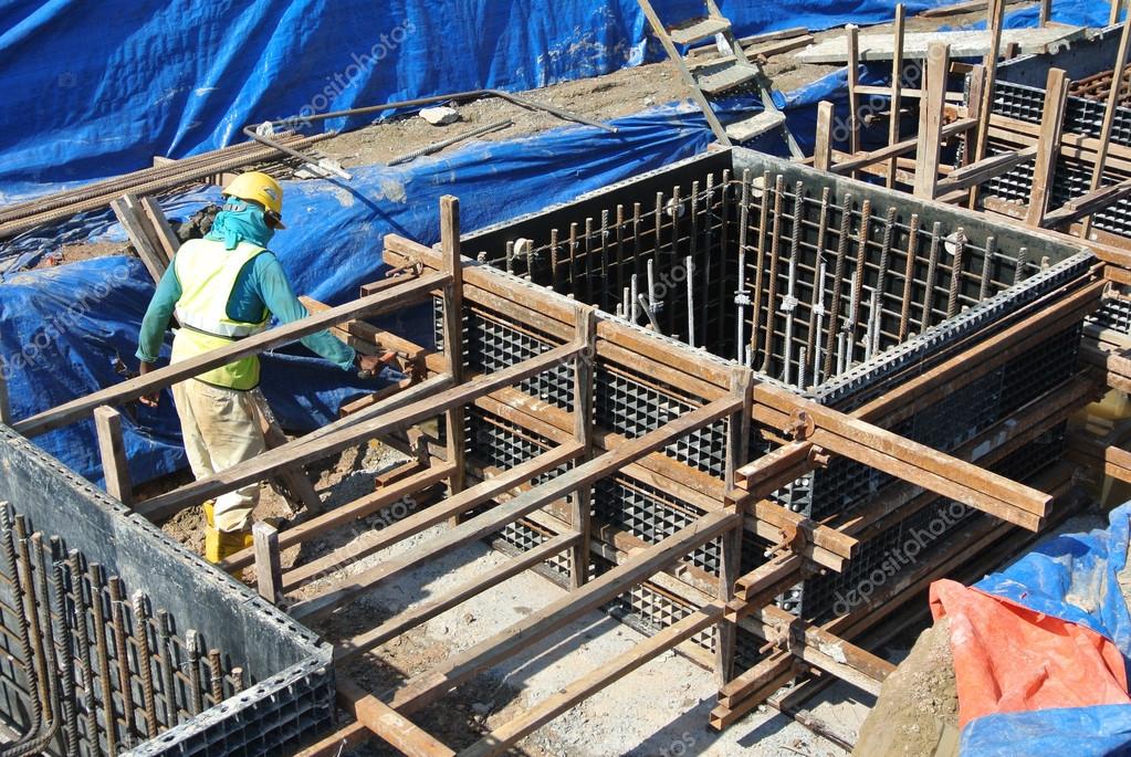 Construction workers installing pile cap formwork — Stock Photo ...