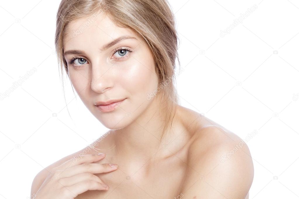 Hermosa modelo dama con maquillaje natural y cabello rubio estudio de ...