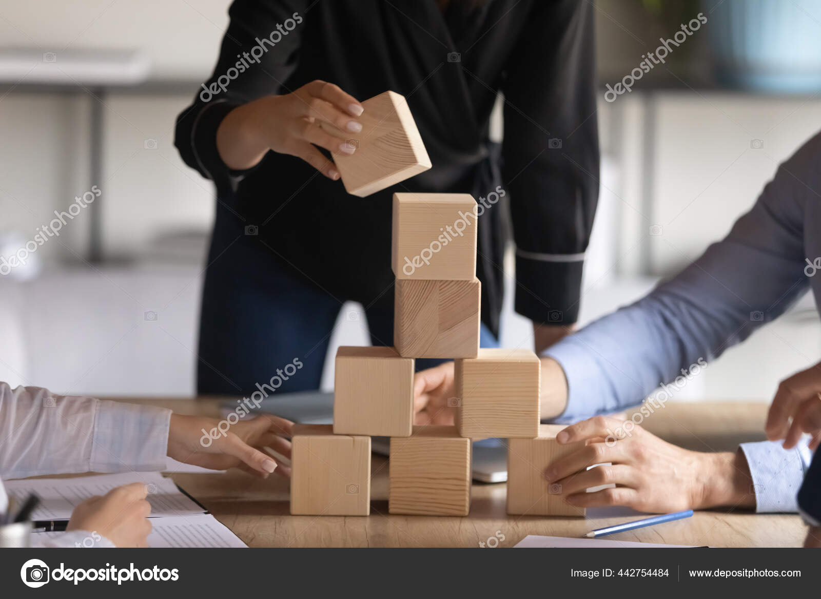 Primer equipo de empleados jugando con cubos de madera, team building ...