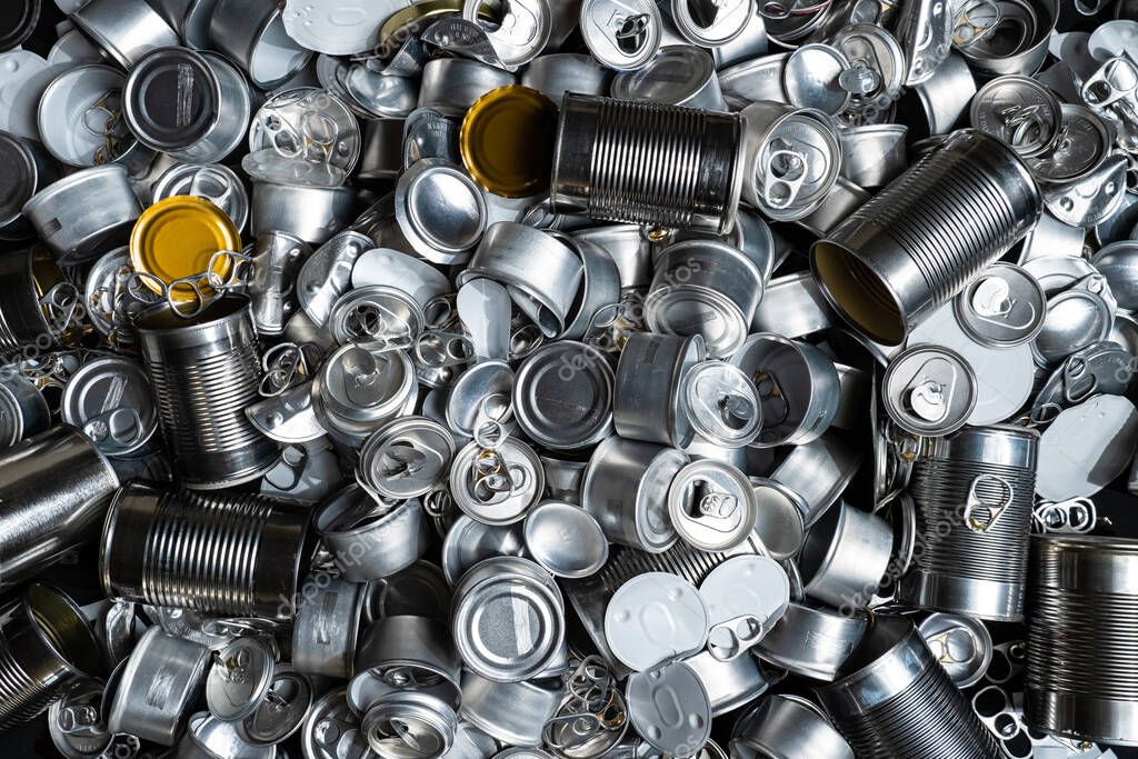 Latas de metal, latas y basura tarro de la casa en la mesa. Basura de ...