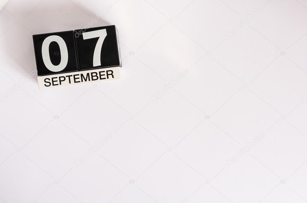 7 de septiembre. Imagen del calendario de mesa de madera del 7 de ...