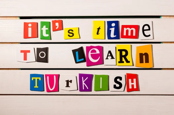 Es hora de aprender turco - escrito con recortes de letras de revistas ...