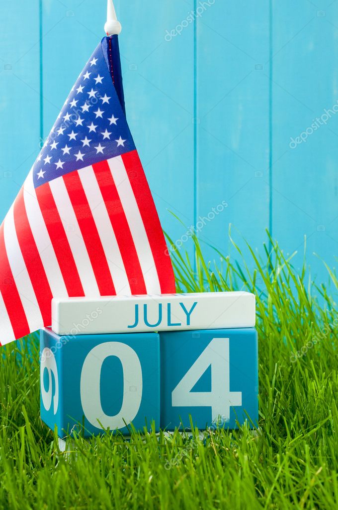 4 de julio. Imagen de 4 de julio calendario de color madera sobre fondo ...