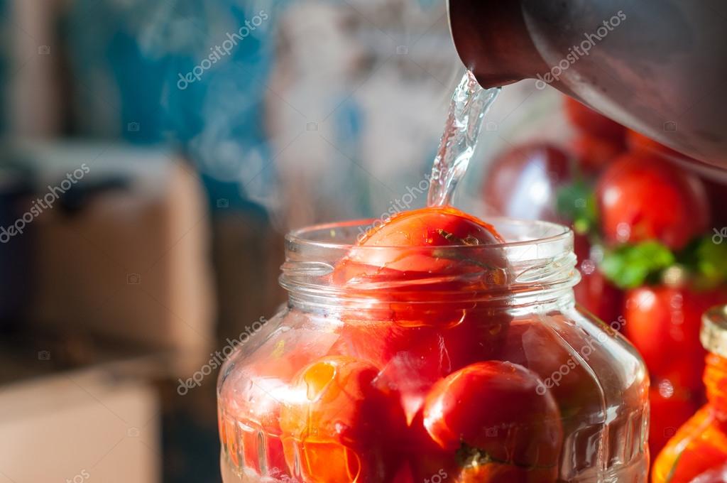 Proceso de enlatado de tomate en tarro de albañil. En el fondo hay unos ...