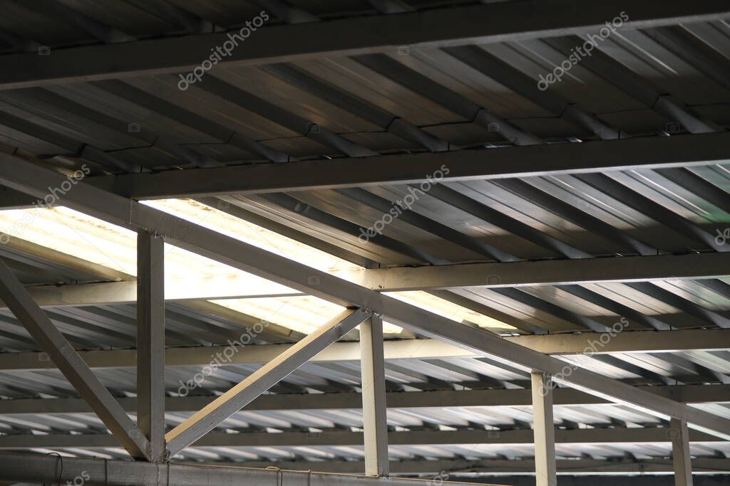 Parte inferior de un techo metálico y marco de construcción hecho de ...
