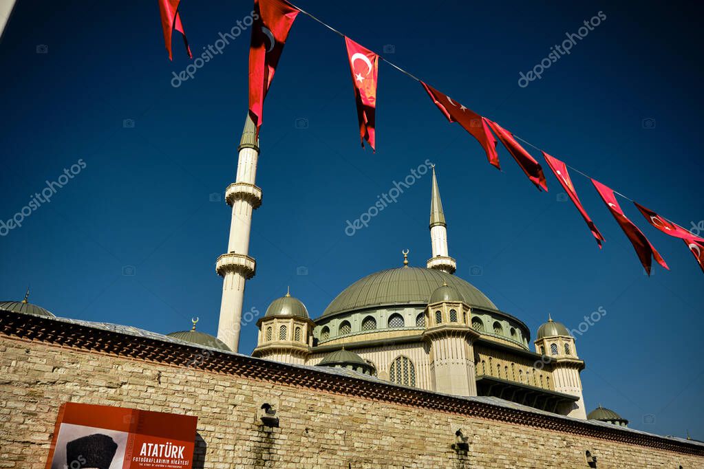 04.03.2021. istanbul Turquía. Plaza Taksim cubierta por muchas banderas ...