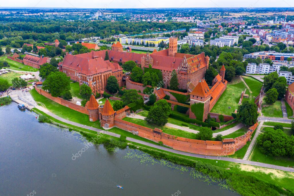 Vista aérea del castillo de orden teutónico de Malbork en Polonia. Es el castillo más grande del ...