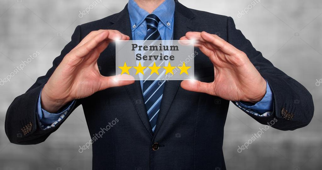 El hombre de negocios tiene cinco estrellas de servicio premium. imagen ...