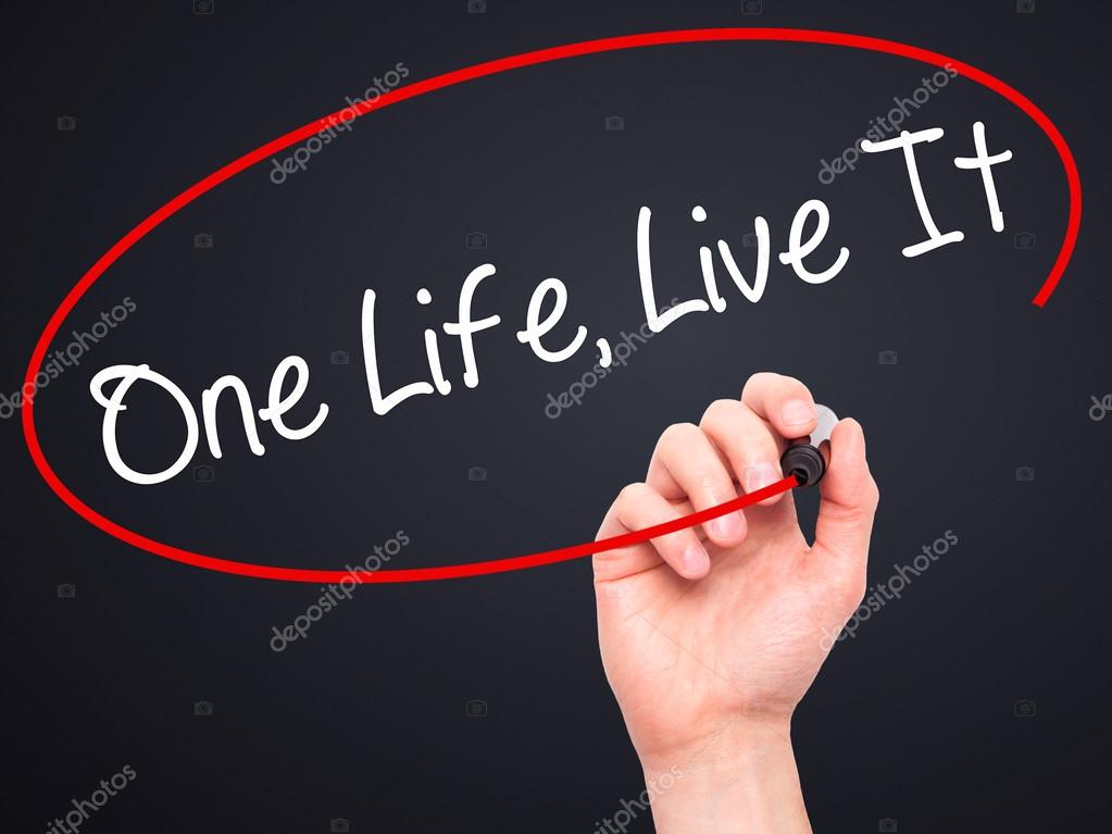 Man Hand writing One Life Live It con marcador negro en sc visual 2024