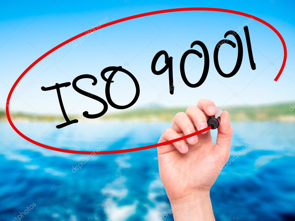 Man Hand writing Iso 9001 con marcador negro en pantalla visual 2023