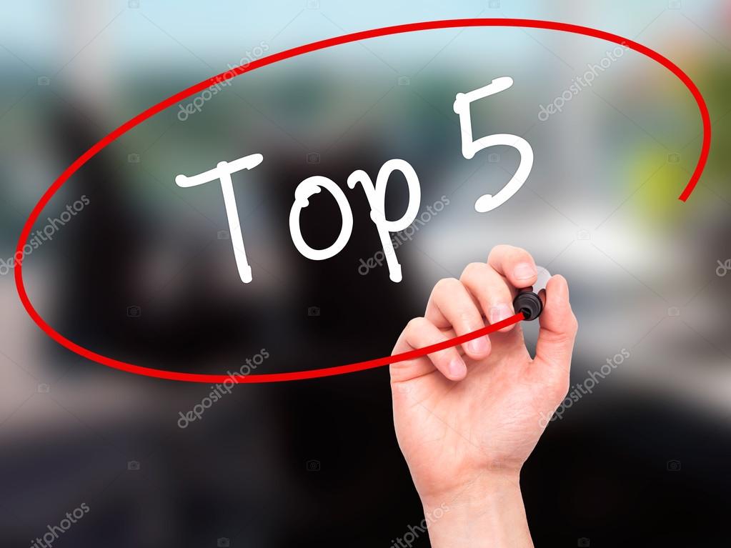 Man Hand writing Top 5 con marcador negro en pantalla visual 2024