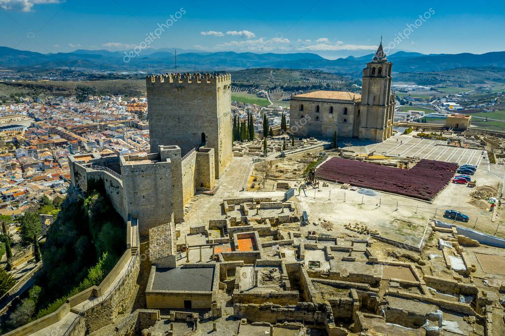 Vista aérea del Castillo de Alcal la Real es un castillo en Alcalá la ...