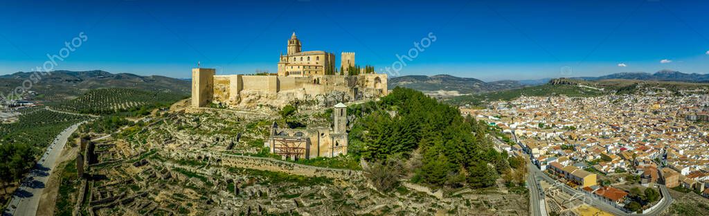 Vista aérea del Castillo de Alcal la Real es un castillo en Alcalá la ...