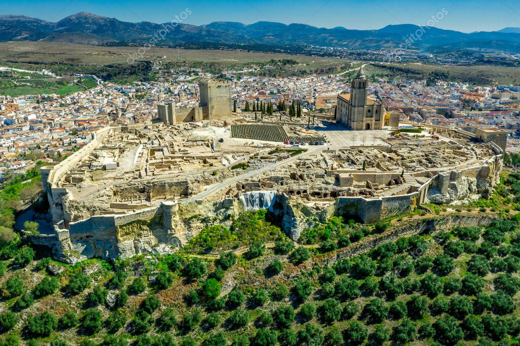Vista aérea del Castillo de Alcal la Real es un castillo en Alcalá la ...