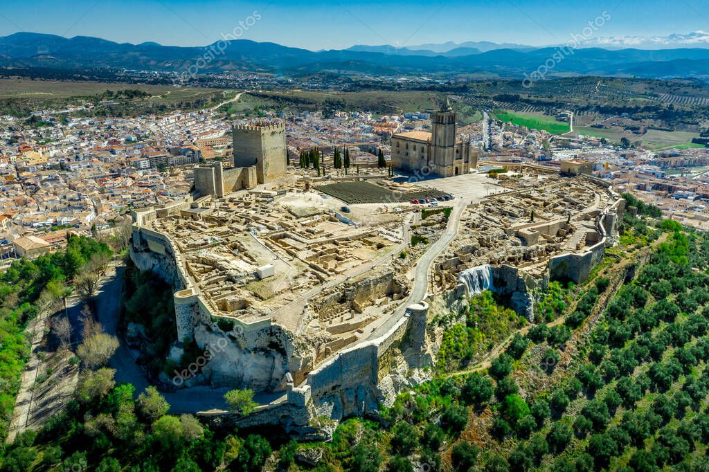 Vista aérea del Castillo de Alcal la Real es un castillo en Alcalá la ...