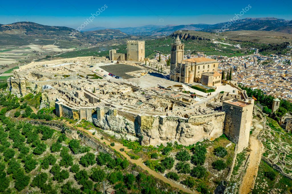 Vista aérea del Castillo de Alcal la Real es un castillo en Alcalá la ...