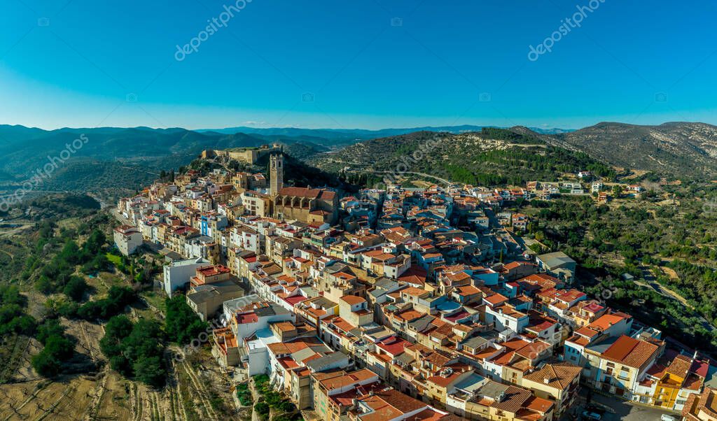 Vista aérea del castillo de Cervera del Maestre con restos de edificio ...