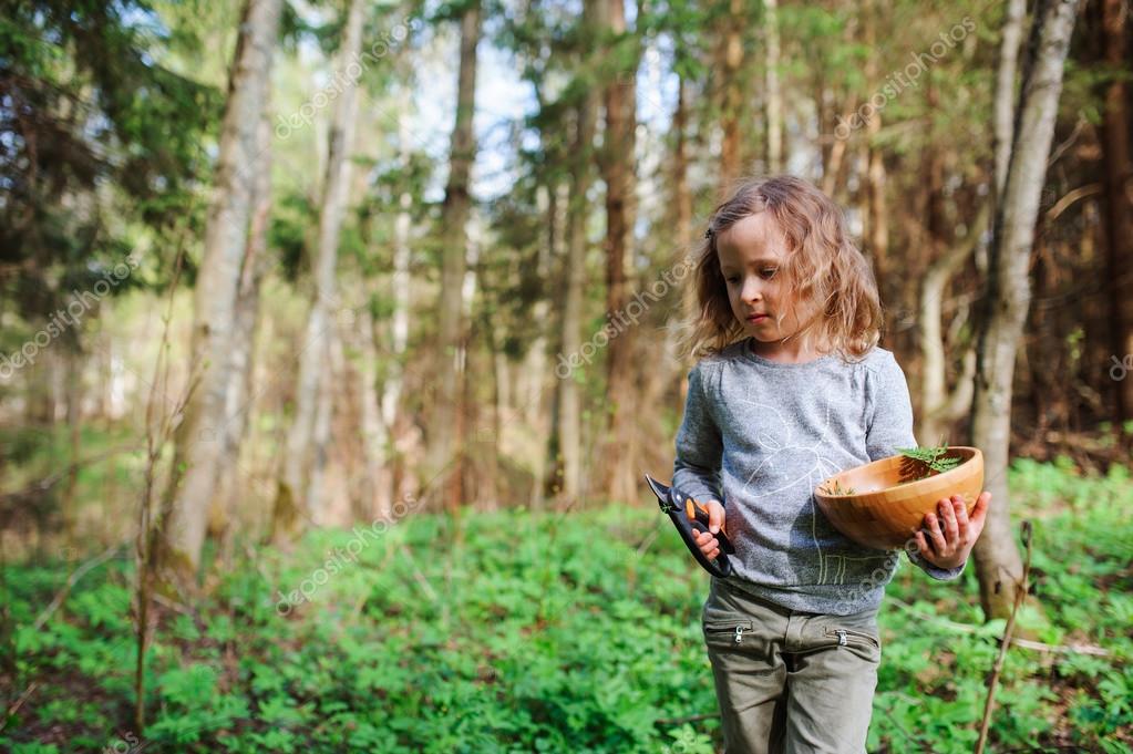 niña explorando la naturaleza en el bosque de primavera temprana. Niños ...