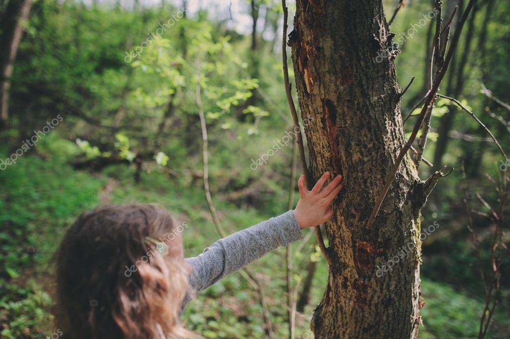 niña explorando la naturaleza en el bosque de primavera temprana. Niños ...