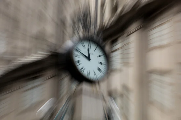 Imágenes de Man falling through a clock, fotos de Man falling through a ...