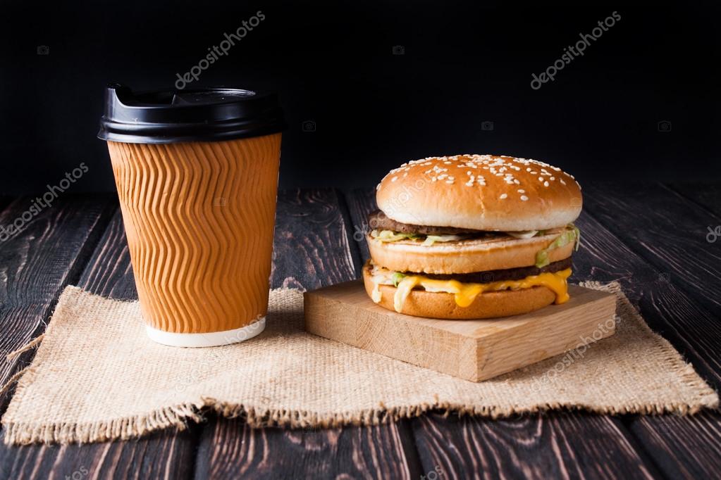 테이크 아웃 커피와 햄버거 톱 보기 — 스톡 사진 © Arybickii #114705330