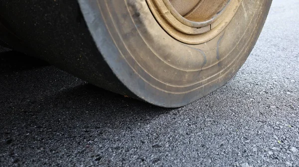 Pneu sur asphalte images libres de droit, photos de Pneu sur asphalte ...